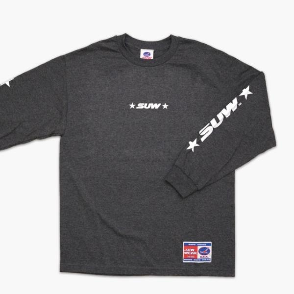 2000年代に人気を博したMOTO LONG SLEEVE Tがディテールを新たにリバイバル!モトクロスにインスパイアされた両袖のSUWレターロゴがインパクト大なMOTO LONG SLEEVE Tシャツです。ボディには、日本には流通してい...