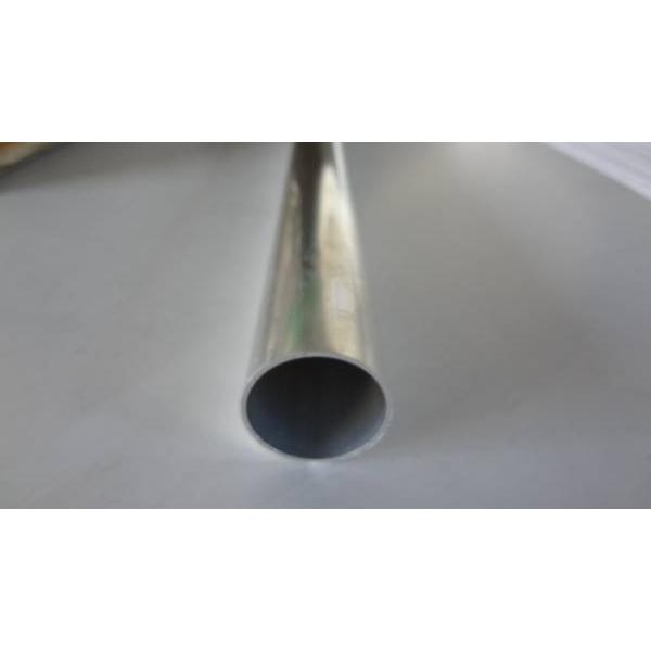 A6063−T5　アルミ押出し丸パイプの生地材です通常のアルミにMg、Siを少量添加したもので、特に押出加工性に優れた材料です。 押出加工後、焼き戻しだけでかなりの高い強度が得られる耐食性、アルマイト性の良い構造用材料です。 高温加工（押出...