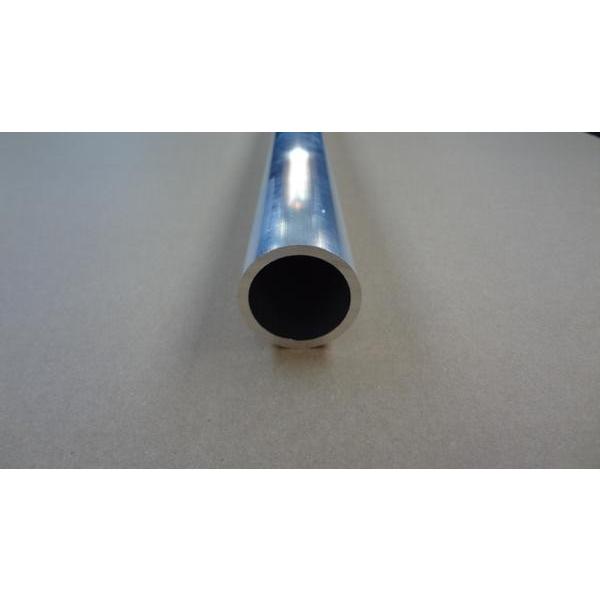 A6063−T5　アルミ押出し丸パイプの生地材です通常のアルミにMg、Siを少量添加したもので、特に押出加工性に優れた材料です。 押出加工後、焼き戻しだけでかなりの高い強度が得られる耐食性、アルマイト性の良い構造用材料です。 高温加工（押出...