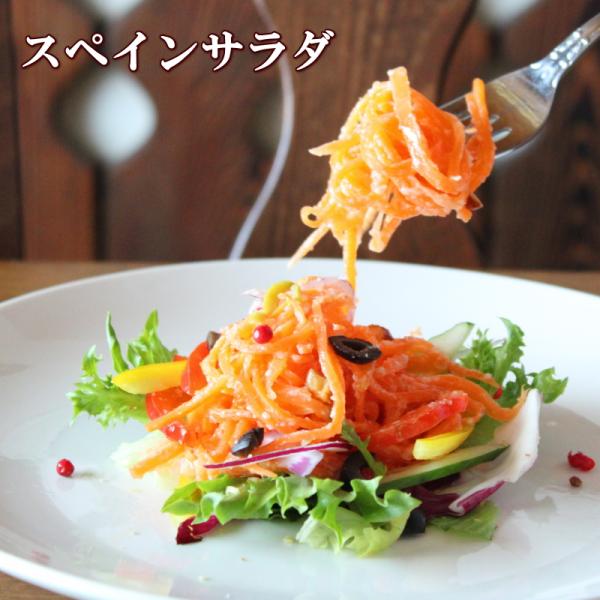 レストランにご来店されるお客様に長年愛されている、サングリアの定番「スペインサラダ」。1975年創業当初スペイン人シェフから伝授されたスペインの家庭のレシピを忠実に守り続けています。酸味と甘みのバランスが絶妙な爽やかな味わい。丸3日手間暇か...