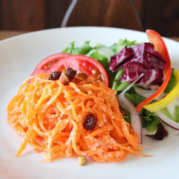 レストランにご来店されるお客様に長年愛されている、サングリアの定番「スペインサラダ」。1975年創業当初スペイン人シェフから伝授されたスペインの家庭のレシピを忠実に守り続けています。酸味と甘みのバランスが絶妙な爽やかな味わい。丸3日手間暇か...