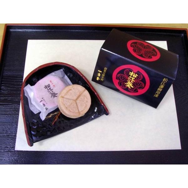 【発売日：2025年01月07日】和菓子 和菓子 松江葵(5個入り) 松江 一力堂徳川家・松平家の紋所、「三つ葉葵」は御三家、親藩で少しずつ意匠が異なり区別できるようになっていました。「松江葵」は松江藩松平家の三つ葉葵を形どった香ばしい最中です。