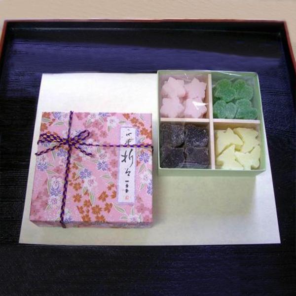 【発売日：2025年01月07日】和菓子 四季折々（和菓子 詰め合わせ）松江 一力堂 老舗松江の四季を2種類4色の半生菓子で表現しています。砂糖をねって固めた黄色とピンクの「寒氷」、寒天を固めた緑と黒の「錦玉」。いずれも抹茶、煎茶によく合い...