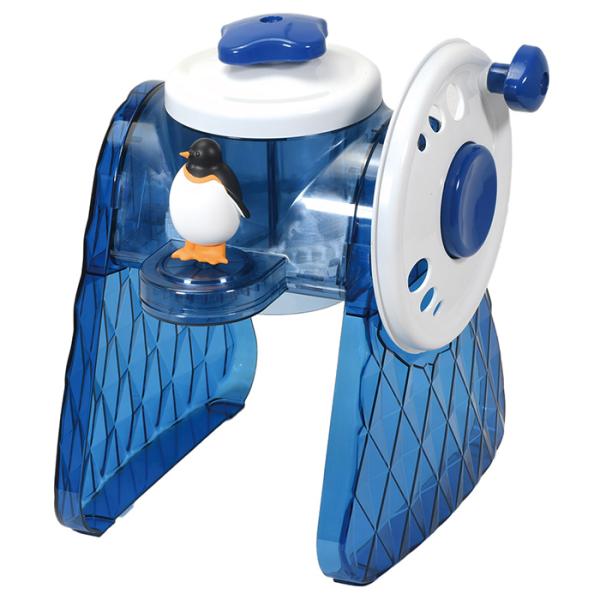 クルクルとハンドルを回して楽しくかき氷が作れる、手動タイプのかき氷器です。ハンドルを回すと可愛らしいしろくまが一緒に回る楽しいデザインで、お子様から大人までかき氷作りを楽しめます。刃の調整により、ふわふわ食感とかシャリシャリ食感の2種類のか...