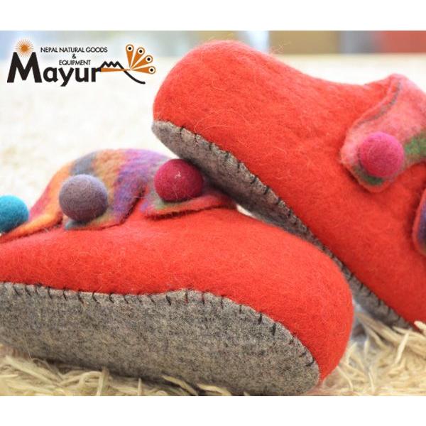 　　手作りのネパール・フェルトのルームシューズです。フェルトの厚みが約8mmもあるので、とてもあたたかです。ナチュラルな羊毛を使用しているので、素足ではいても、肌ざわりもよく、チクチクしません。シューズの折り返しのカラフルなフェルトボールが...