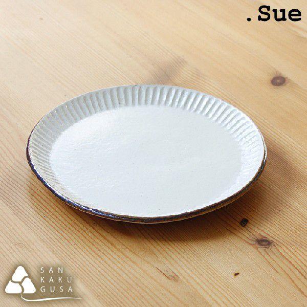 　　『monochro　ケーキ皿 』温かみのある白い器です。アクセントとしてフチに茶色と縞模様の彫りを入れています。薄く高台をつけてあります。ケーキ皿となっていますが、いろんなモノを載せるのにちょうど良いサイズです。　　