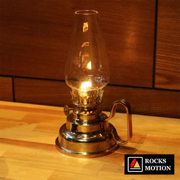 アウトドアにもおすすめ！真鍮仕上げの海洋ランプ真鍮仕上げのギャリーランプ。かつては海をゆく帆船の中を照らしていました。その時代のアンティークではありませんがスタイル・構造ともに忠実に再現した逸品です。黄金色が時間の流れとともに飴色に変わって...