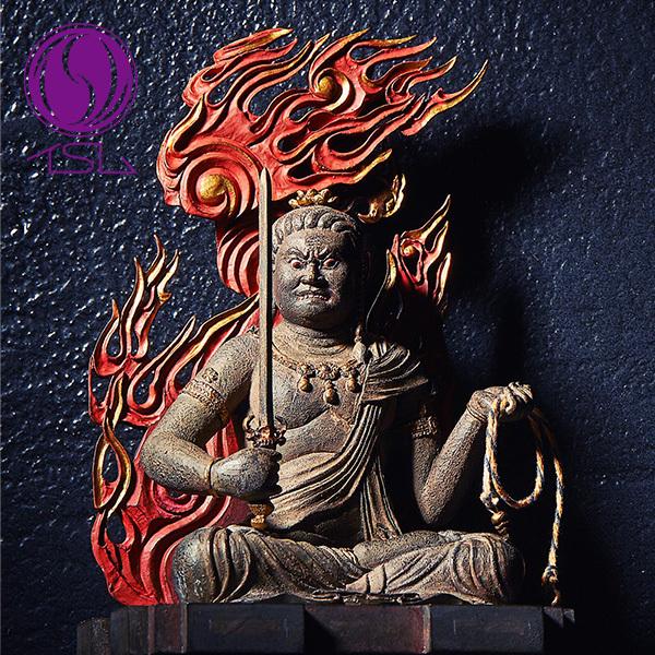 憤怒の相が示す救いの意志大日如来の使い、もしくは化身として衆生を正しい道へ導く不動明王。「不動」とは揺るぎのない強い心と智慧のことで、右手に智慧の剣、左手に救いと戒めの羂索（けんじゃく）を持っています。憤怒の相は、すべての衆生を救うという強...