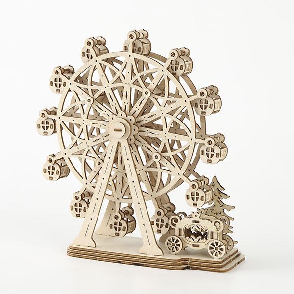 大人の遊び心をくすぐる「木組の模型」細かい装飾がお洒落本品は3Dの木製パズル。接着剤や工具などは不要で、手軽に楽しめます。パーツをシートから取り外し、サンドペーパーで磨いてから組み上げていきます。平面のシートから全104ピースを取り出し、組...