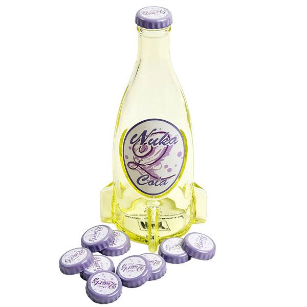 大人気「フォールアウト」公式ライセンスグッズが登場！Falloutよりヌカ・コーラ クオーツのガラスボトルが登場!!荒廃した世界で最も“上品な”飲み物、ヌカ・コーラ・クォーツの魔法をその手に。淡いライムグリーンのボトル、繊細なパープルラベル...