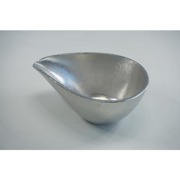 サイズ:12.8x7.7xH5.5cm 195cc日本製　能作　錫100％錫は古来より、「錫の器に入れた水は腐らない」、「お酒の雑味が抜けてまろやかになる」などといわれ、酒器や茶器などに用いられてきた金属。一旦片口に注ぐことでお酒の雑味が抜...