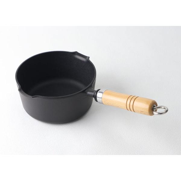 厚い鉄鋳物（南部鉄器）の片手鍋で、色々な用途に使えます。注ぎ口は両口の片手鍋です。　内径：16cm　深さ：7.5cm　箱サイズ：34x17xH12cm　重量：　1.38kg　　　※IH調理器でもお使い頂けますが、揚げ物モードではお使い頂けま...