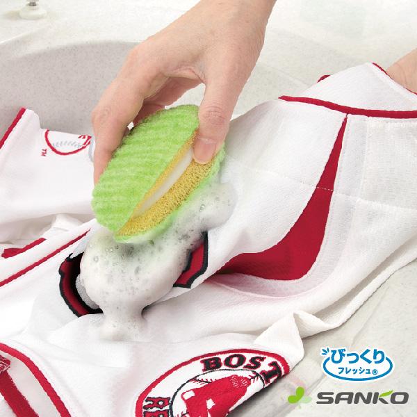 日本製 にぎりやすい手のひらサイズの洗濯クリーナー。洗濯機だけでは落とせない汚れを落とします。少量の洗剤をつけて、汚れた部分を擦るだけ。後は洗濯機で洗濯するだけ。・クリーナー面は両面使えます。・繊維部分でこするので、生地を傷める心配がありま...