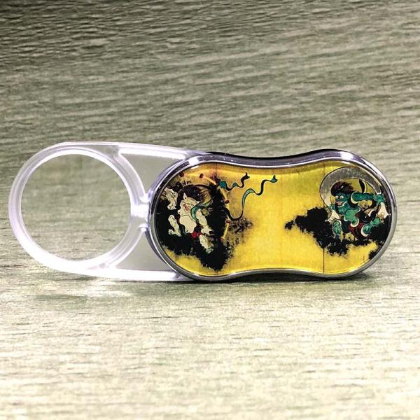 【発売日：2018年12月01日】LEDライト付き携帯ルーペに装飾された風神雷神画が光の反射により金屏風に描かれているかのように美しい輝きを放ち、非常に高級感のある携帯ルーペです。老眼鏡でも読みにくい小さな文字もハッキリ見える拡大倍率が3....