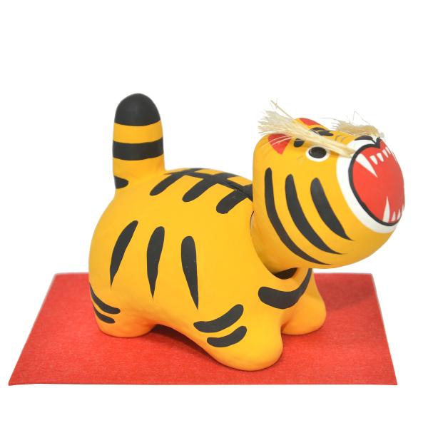 ◆ かわいい 張子の虎 首振り虎 ミニ◇（虎のサイズ）体長16.5 × 幅9.5 × 体高12(cm)◇（下敷きのサイズ）縦14 × 横19(cm)初節句のお祝いに五月人形と合わせて張子の虎はいかがでしょうか。魔除け・厄除けや子供の成長を願...