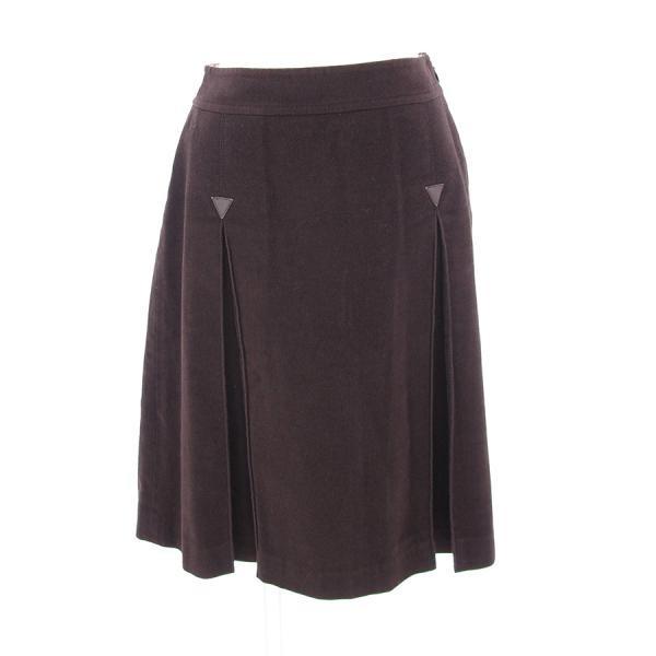 ■採寸#36　総丈54cm　W64cm　　H92cm〜■素材綿100%バーバリーブルーレーベルから茶色のスカートのご紹介です。前身ごろに白っぽい汚れとアイロンの当たりのような白っぽいダメージも所々に見られ、裏地の縫い目に数箇所伸びているとこ...