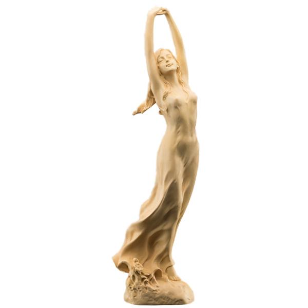 大人へと成長する過程の清らかな色香が漂う麗しき乙女像朝の太陽を全身で受け止めるかのように、しなやかに伸びをする若き乙女。見事に均整のとれた体から、たなびく髪、薄布の衣まで繊細に表現された一杢彫りの名品です。作者の葉偉混氏は、細密な彫刻技法で...