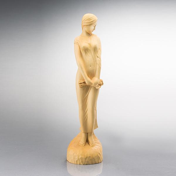 清楚な乙女の想いが伝わる偉才・葉 偉混の傑作黄楊彫り「ときめき」　すらりと伸びた肢体に流れる美しい髪の乙女。手にはブーケを持ち、恋する人を待っているのでしょう。期待と緊張が入り混じった表情からは、ときめく乙女の優しい想いがひしひしと伝わって...