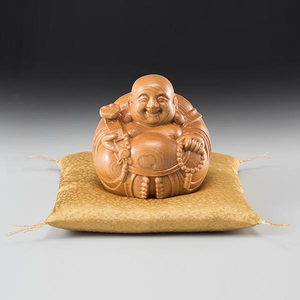 来年こそ！金銀財宝を招く「福の神」のご利益を?屋久杉「天福布袋」（ やくすぎ　てんぷくほてい）布袋様は中国唐の時代の禅僧で、愛嬌満点の御姿で人々に親しまれています。求めに応じて大きな袋から、金銀財宝をわけへだてなく与えたことから、寛容な「福...