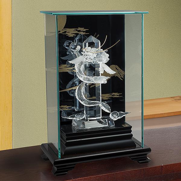 倶利伽羅龍王は不動明王の化身です。「日本三不動」のうち高野山の「赤不動明王」（重要文化財）と京都・青蓮院の「青不動明王」（国宝）の二尊は、右手に持つ利剣に倶利伽羅龍王が巻き付いた姿が描かれています。あらゆる悪いものを断ち切り、心を寄せる者を...