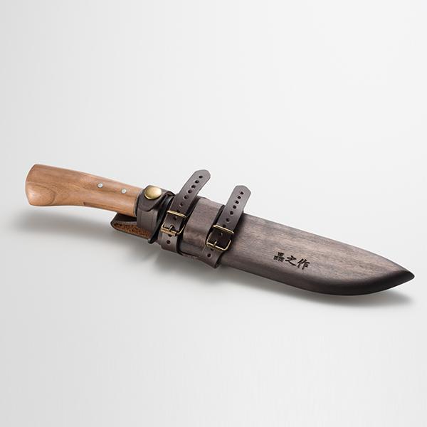 強靭さと温もりを兼ね備えた逸品江戸時代より伝わる製法を代々受け継ぎ、400年以上の歴史を有する土佐刃物。土佐豊国四代目豊国・昌之氏は、伝統的な炭素鋼で鍛えた土佐刃物の第一人者として知られています。その豊国氏が鍛え上げた名品がこの「遊焚火」で...