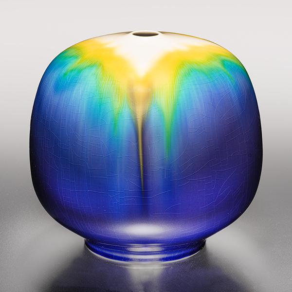 四代 徳田八十吉作 彩釉磁器 遥九谷焼の由緒ある名跡を継承した陶芸作家が創作した名品襲名15周年記念四代 徳田八十吉作彩釉磁器九谷焼の人間国宝・故三代徳田八十吉を父にもつ陶芸界の逸材が、先代直伝の技に新しい感性で臨んだ典雅流麗な彩釉磁器壺の...