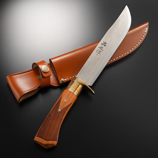 木目を思わせる美しい刃文。土佐刃物の権威が丹精込めて製作した名品。万能ナイフダマスカス スペシ重厚な鋼のなかに浮かぶ木目模様は、奇跡的に生まれる金属溶解の結晶です。鉄と炭素が密閉された坩堝のなかでゆっくりと冷却されることで生まれると言われて...