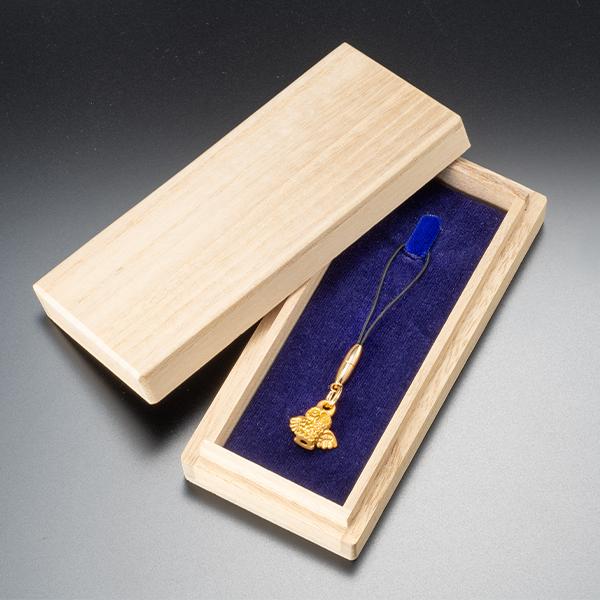 福を招く　純金製のアクセサリー純金製「羽ばたくフクロウ」ストラップ立体的な造り「福が来る」「不苦労」などを願った縁起物として人気のフクロウ。日本だけでなく世界中で幸運を呼ぶ鳥として親しまれています。なかでも、羽を広げて羽ばたく本作品は、より...