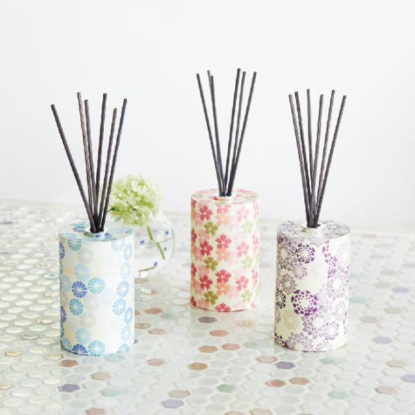 和モダンなデザインが人気の和遊シリーズ。茶筒のようなデザインがお部屋の雰囲気をぐっと引き立てます。スティックがフレグランスオイルを吸収して部屋中に香りが広がります。桜：フローラルのエッセンスを加えた上品な香り白梅：春の訪れを感じさせる、ほん...