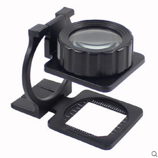 20倍の高倍率です。小さく折りたためますので、ポケットに入れて持ち運ぶのにも便利です。本体サイズ(組立時):70×55×40mm重さ:120gレンズ直径28mm　　倍率20倍