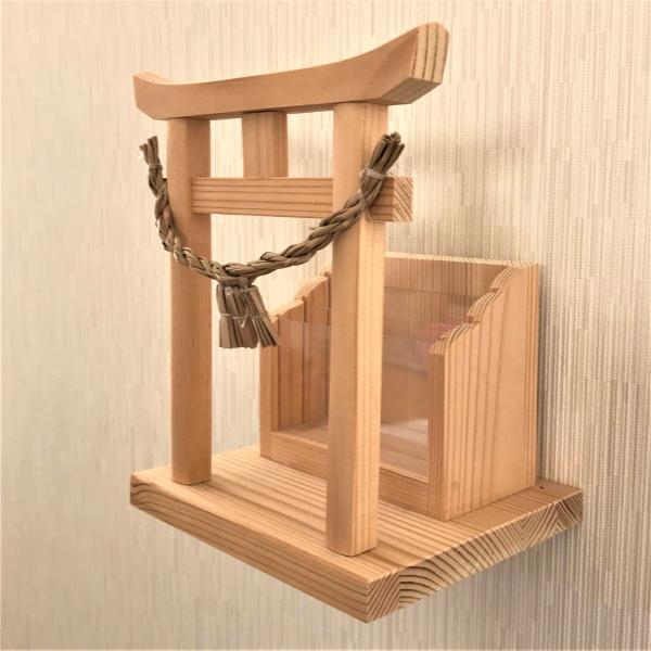 小さな場所に設置できるコンパクトなお札たてです。鳥居が付いていますので毎日神社に行くような感じでお祀りできます。壁掛けでもそのまま置いてもご使用できます。ご自宅の居間や事務所等場所を選ばずにご使用いただけます。サイズが横約8cm厚さ約0.8...