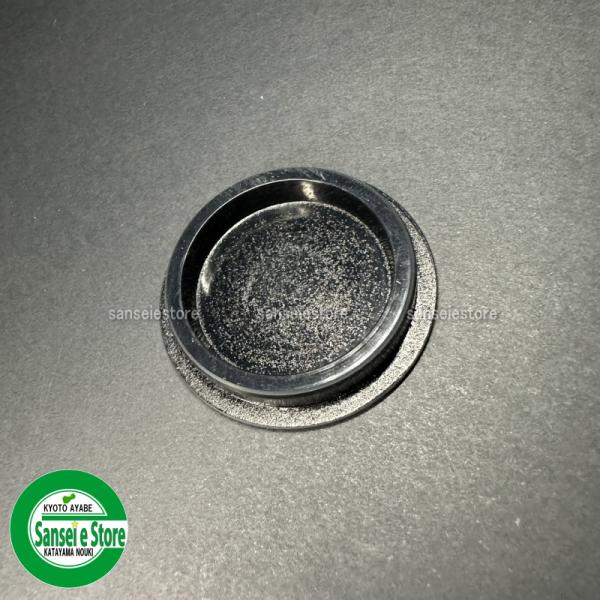 黒色のゴムキャップです【おもな適合型式】オーレック ウイングモアのギヤケースのふたWM646FWM746FWM757PWMC747PWMC1317F等アグリップ/共立（やまびこ）※やまびこはAZ/AZCになります。【サイズ】画像にてご確認く...