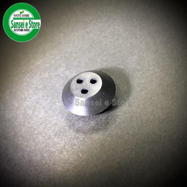 ２サイクルエンジンに多く使用されている部品です。3つホースを通す穴が開いております。燃料タンクのホースを通す部分の部品です。燃料漏れている場合は必ず交換して下さい。古くなると劣化し燃料が漏れてきますのでお早めの交換をオススメします。サイズは...