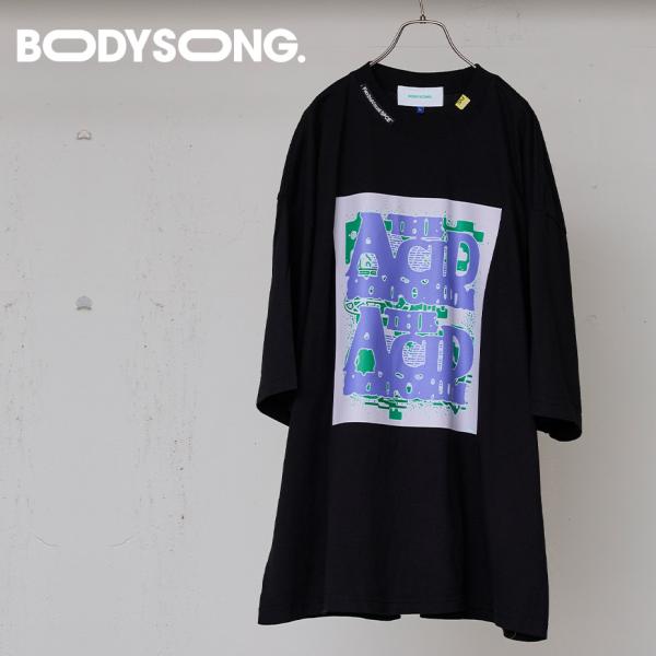 ■アイテム説明TEE/FVS_BS_ACIDボディソングのアイコニックなワイドシルエットTシャツに、FlexibleVisual SPCEのキービジュアルを大胆にプリント。繊細で奥行きのあるFVSのグラフィックは、DTF（Direct to...
