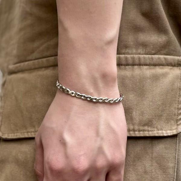 ■アイテム説明2本ねじりバングル / D0318ZG日本製の真鍮で出来た個性的なねじりタイプのバングルです。通常の金属よりも柔らかいため、手で曲げる事が出来、フィットさせることが可能です。男女問わずユニセックスでお使いいただけます。■基本情...