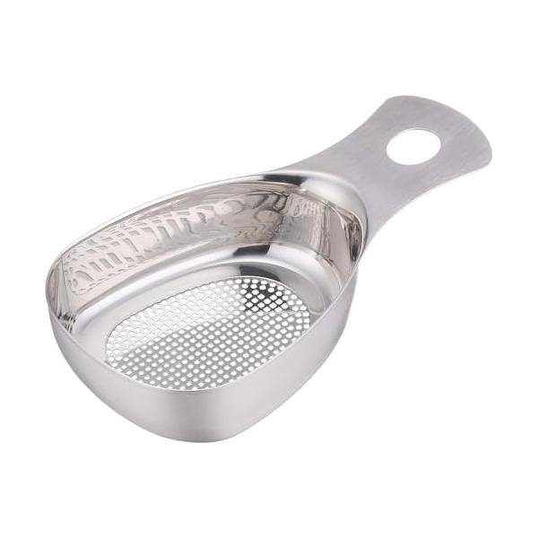 シルバー/-/K663・パッケージ個数:1・【きれいにまぶせる】長く使える、高級感のあるステンレス製の粉ふりスプーンです。袋からサッとすくえてきれいにまぶせるので、お料理の下ごしらえが楽にできます。食器洗い乾燥機OK・【ムダなくすくえる】袋...