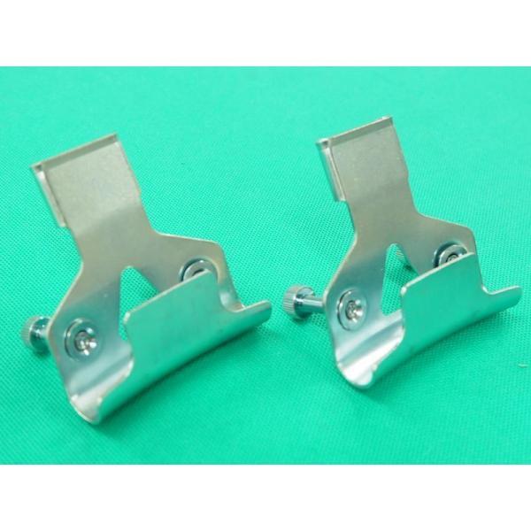 理研化学(株) 差込用溶接面ヘルメット取付用RS受金具 2個セットみぞ付ヘルメット用（アメリカンヘルメットタイプ）97g（左右1組）ワイド15mmまで挟み込みの幅が広くなっています。ヘルメットにネジ止めで使用注）幅25mm以上、厚み2mm以...