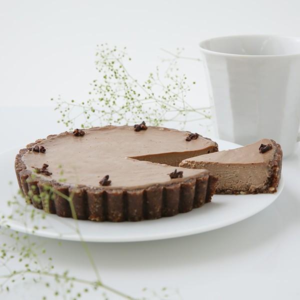 素材や味にこだわった、自然派スイーツ専門店の一品。今回は、無農薬の緑茶と一緒にお届けします。甘すぎないのにしっかりとした味わいで、どんなシーンにも合わせやすい一品です。また、RAWケーキとは、加熱せずに、素材そのままの状態で作るケーキのこと...