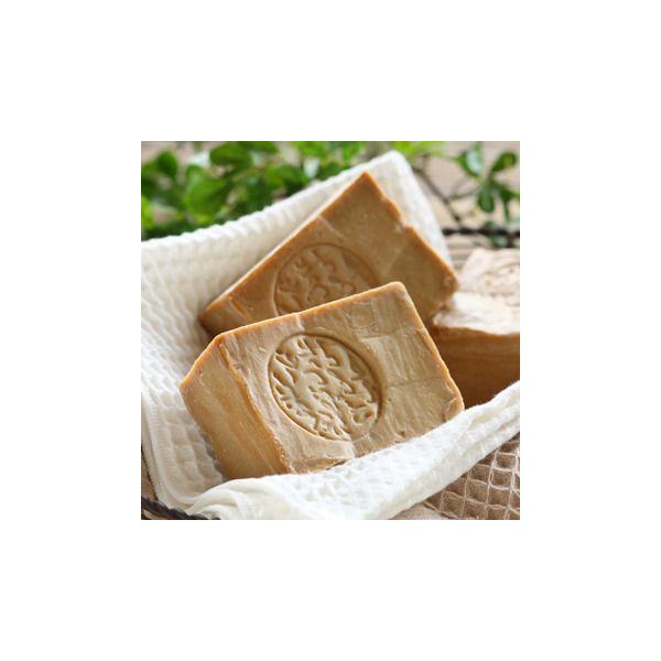 オリーブオイルをふんだんに使用したスタンダードタイプの石鹸です。オリーブオイルは人の肌とよく似た組織を持つオレイン酸を多く含んでいます。そのため、汚れを落としつつも、洗い上がりは、しっとりなめらかです。また、スクワレンなどの成分も含まれてい...