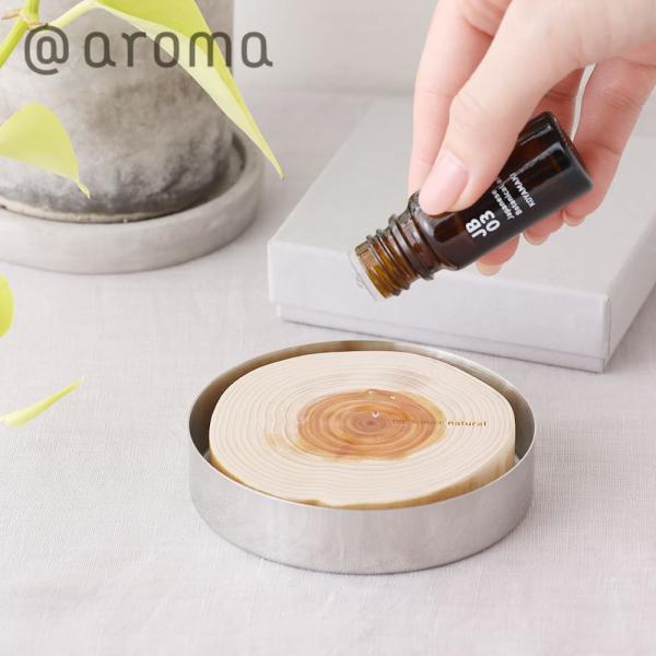 国産木の個性を感じながら、豊かな香りも楽しむ。木ならではの表情を生かして磨き上げたディフューザーです。ウッドディフューザーリンに使われる木は、東京都の檜原村の広大な森で育った杉やヒノキの多摩産材を採用しました。自然蒸散型なので電気などを使わ...