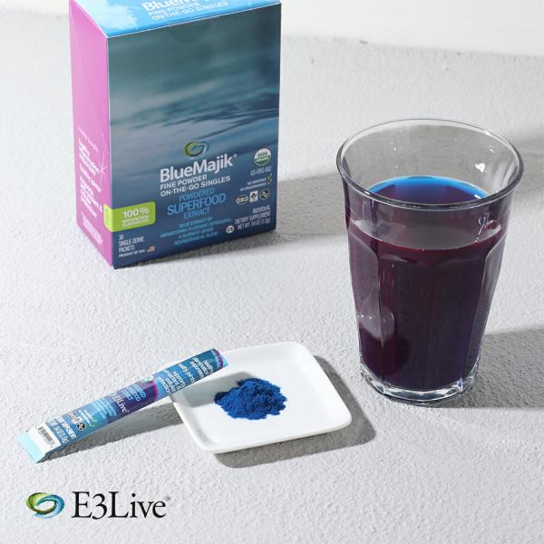 ブルーグリーンアルジー（藻）のエキスパートであるE3Liveから、鮮やかなブルーのパウダー「Blue Majik」スティックタイプが登場しました。SPEC商品名：Blue Majik パウダースティックBOX内容量：30g(1g×30袋)原...