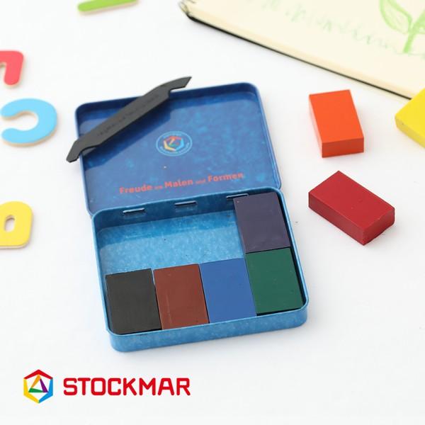 小さな芸術家たちへ。鮮やかな色が響き合う、みつろうクレヨン・商品名：シュトックマー STOCKMAR みつろうブロッククレヨン 8色缶・品番：基本色／ST34002・素材：みつろう、ワックス、顔料 ・原産国：日本・輸入販売元：株式会社おもち...