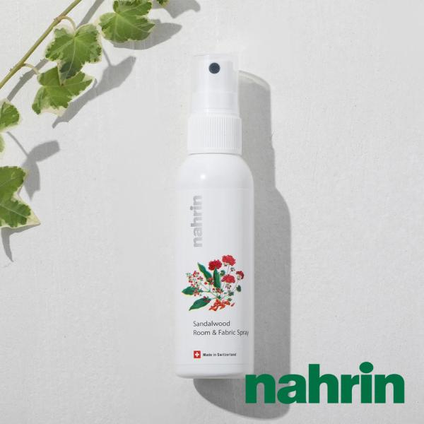 お部屋にも車内にも。心落ち着くサンダルウッドの香りのミスト。・商品名：nahrin（ナリン） サンダルウッド　ルーム＆ファブリックスプレー・全成分：エタノール、水、香料、精油（サンダルウッド、ゼラニウム、ローズマリー）、除菌・抗菌剤・内容量...