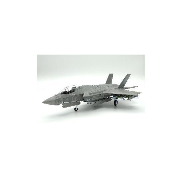 F-35A 空対地モード 1/72 です。スタンド付きダイキャスト完成品モデルです。飛行姿勢や着陸姿勢の両方が選べます。本土防空の要 F-35Aステルス戦闘機 1/72ダイキャストモデルです。
