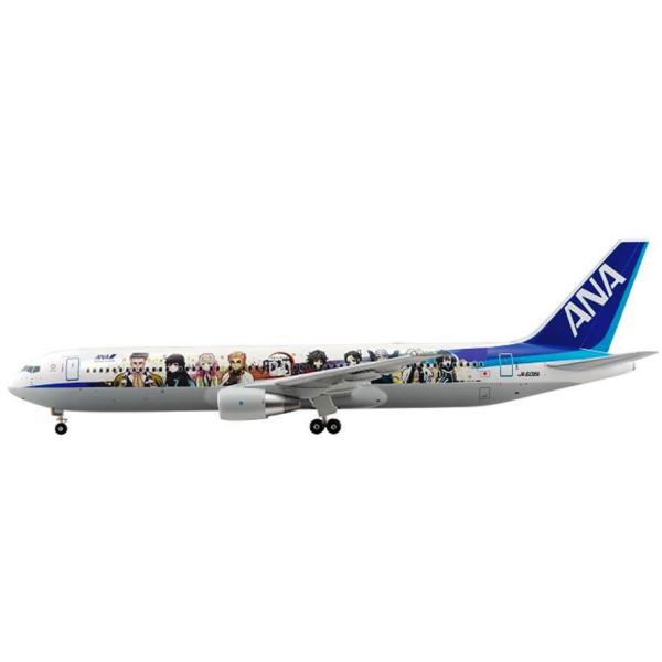 ABOEING 767-300ER JA616A 鬼滅の刃じぇっと弐 （WiFiレドーム・ギアつき）プラスチック製完成モデルです。●中国製●素材：ABS樹脂●全長約27.4 cm ●木製台座スタンド　性能諸元、鬼滅の刃じぇっと壱 が刻印され...