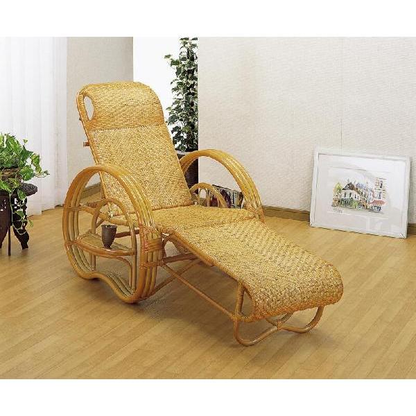 籐(ラタン)三ツ折寝椅子　足を伸ばしてリラックスでき、籐独特の素材感が堪能できる昔ながらの寝椅子です。サイドには、サイドテーブルとマガジンラックが付いておりとても使いやすくなっています。　座敷椅子※《父の日・ギフト・プレゼント好適品》※サイ...
