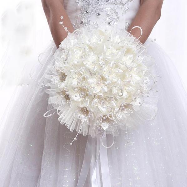 ■ 品名:ブーケ（造花）      ■ 素材:絹■ カラー：ホワイト■ サイズ：花の直径25cm、全長28cm■ 内容：1本(花25輪)sanwafashionの人気検索ワード： ウエディングブーケ 安い 結婚式 花嫁 ブーケ ローズ 造花...