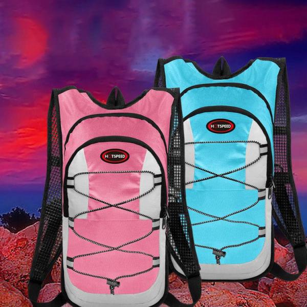 ウォーキング、ランニングなどの普段使いからアウトドアや旅行などのおでかけにも大活躍のリュックサックです。反射テープ採用で、早朝と夕方のジョギングでも車に見られることができて便利性・安全性ＵＰ！ショルダーストラップが樹脂メッシュでできて、裂け...