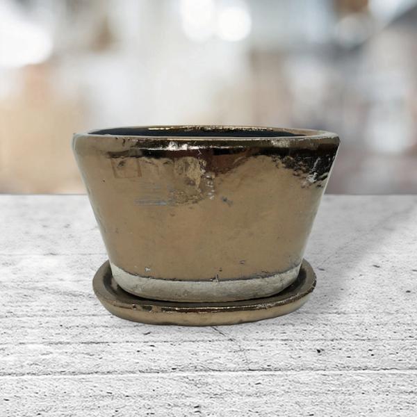 メタリックなカラーがおしゃれな植木鉢。多肉植物や塊根植物、葉物の観葉植物にもぴったり。底には穴が開いているので、水の排水もスムーズに行えます。【サイズ】W17.5×D11.5×H12.5cm【重さ(約)】1570g