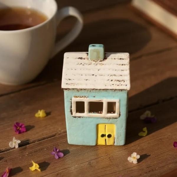 この美しいキャンドルハウスは、あなたのインテリアに温かみとおしゃれをもたらす特別なアイテムです。ヨーロッパの街並みを思わせるデザインが、見る人の目を引き付け、空間全体に優雅でロマンティックな雰囲気を与える存在となります。このキャンドルホルダ...
